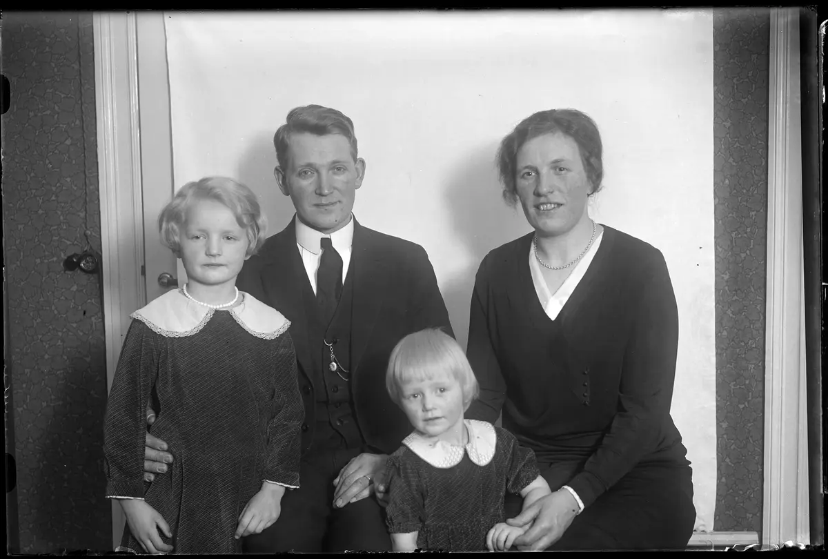 Familjeporträtt På Familjen Dalén Med Mamma Tullie Pappa Carl Samt